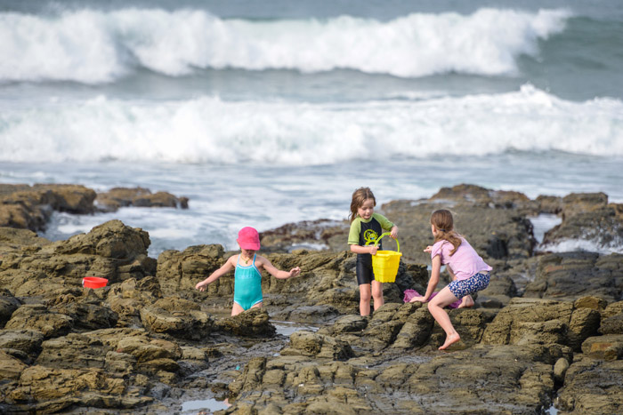 children-playing-in-rock-pools - Africa Geographic